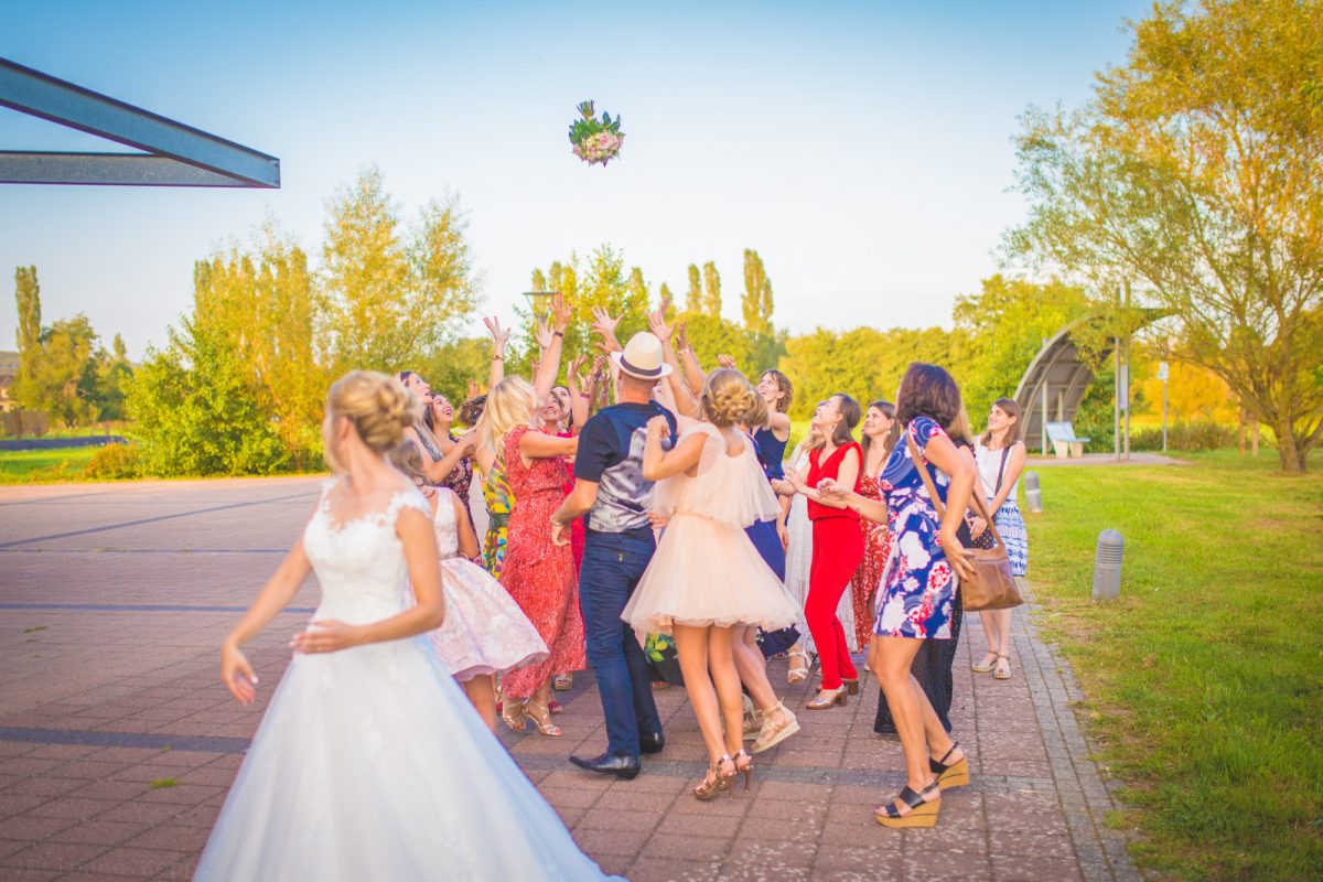 Le lancer de bouquet : une tradition qui évolue ? - Zineo Events